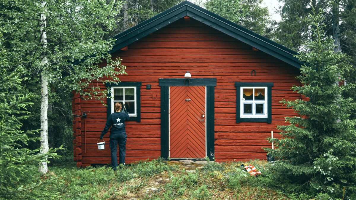 Log Cabin Exterior Painting: 7 Tips To Brighten Your Cabin